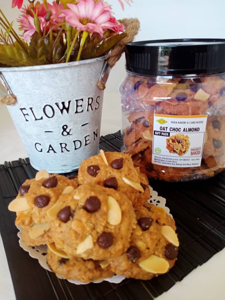 Biskut Oat Chocolate Almond