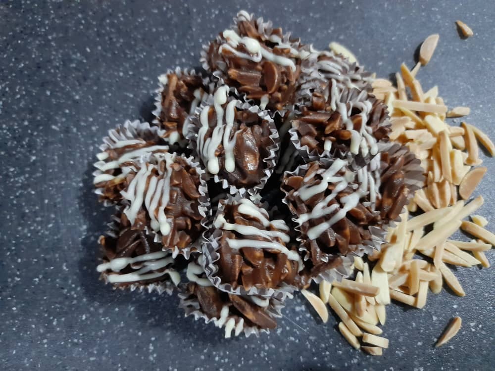 ALMOND STRIP CRUNCHY MILK CHOCOLATE